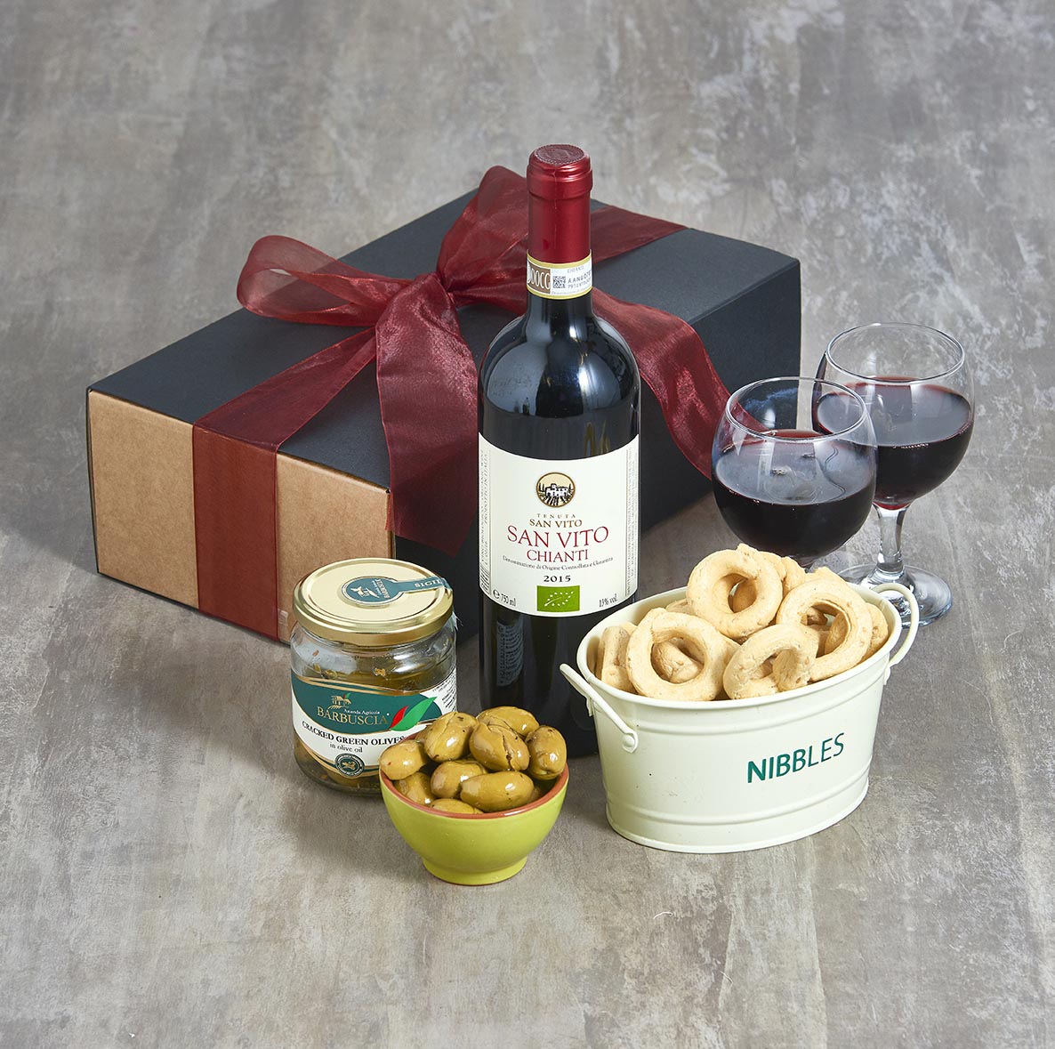 Nibbles & Organic Red Wine Hamper | Italian Hampers – Vorrei Italian ...